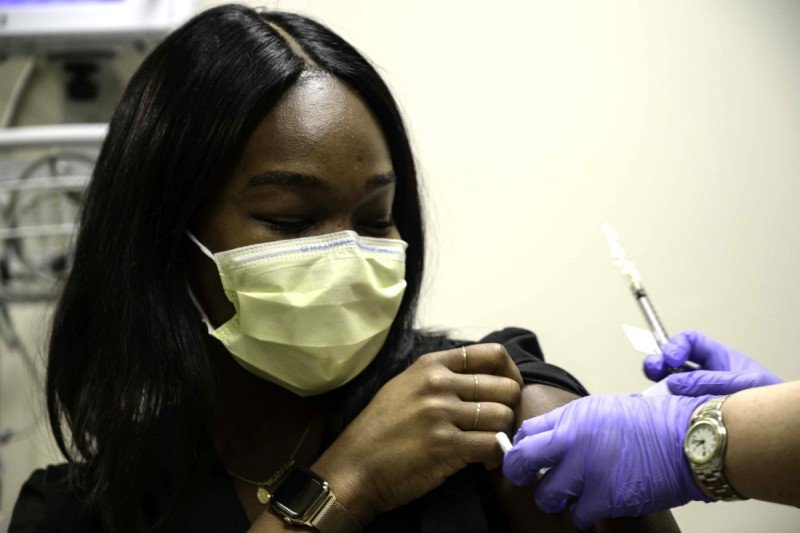 MSK Healthcare Heroes Roll Up Their Sleeves to Receive the COVID-19 ...